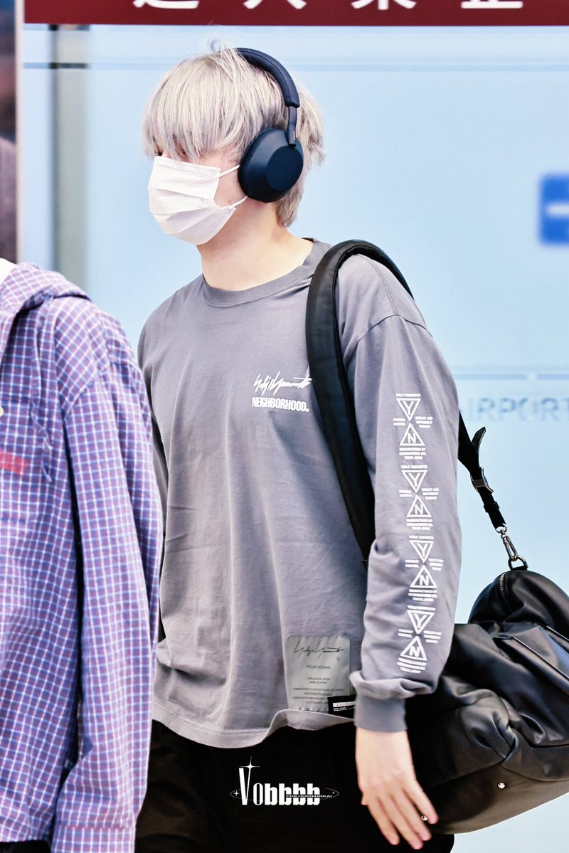 HUENINGKAI serves boyfriend at the airport returning to Seoul. https ...