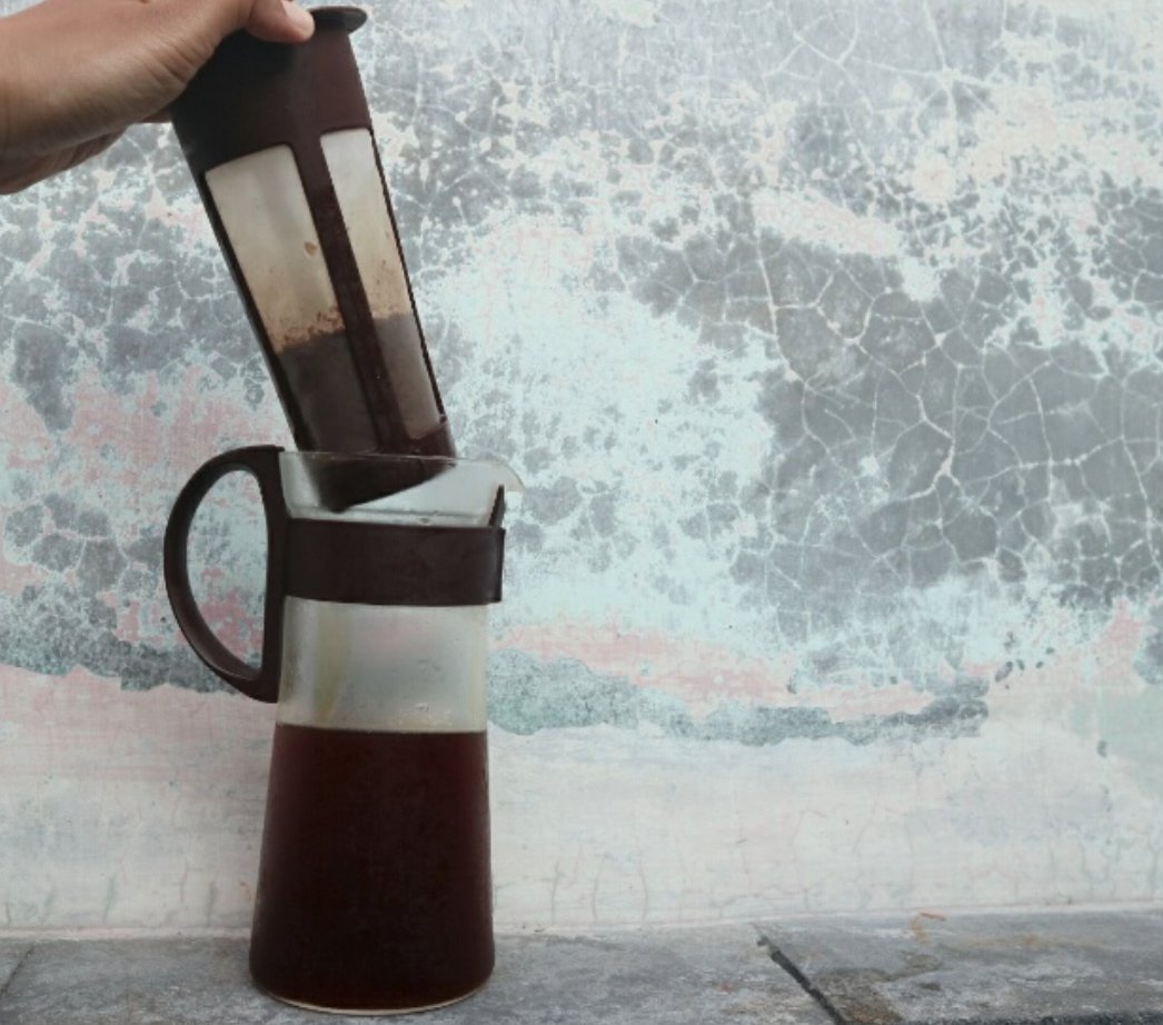 Cuaca lagi terik begini, paling enak memang minum es kopi. Tapi tunggu ...