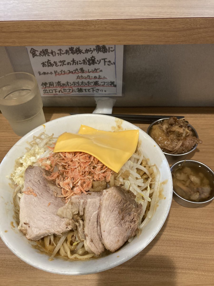 今週で終わる読みで地球規模伏見のえびまぜそばagain🦐 ニンニク少なめアブラマシマシチーズ上🧀にほぐし豚を添えて🐷 ほぐし豚の破壊力を初めて ...