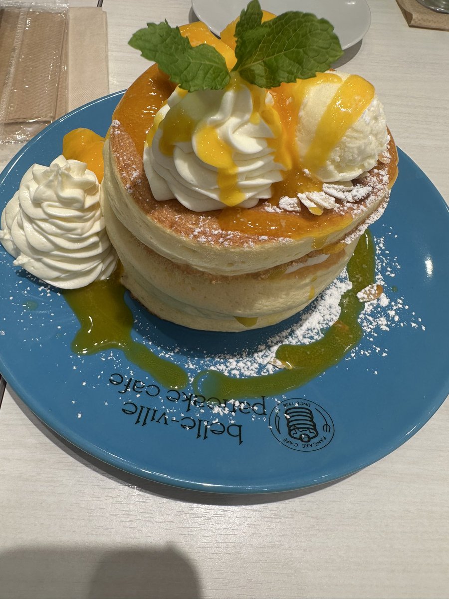 今日はお昼に牛カツサーロイン膳を食べたよ （ごはん大盛り2杯） そのあとレモネード飲んでマンゴーパンケーキも食べたよ （ホイップ追加 ...