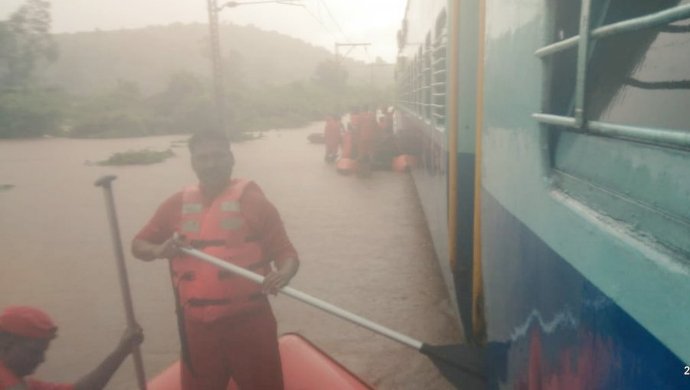 All passengers rescued from stranded Mahalaxmi Express near Badlapur, India