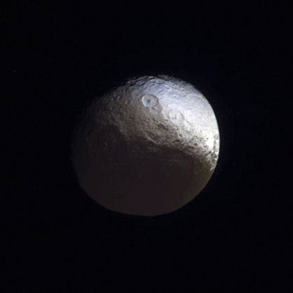 2 pics of Saturn's moon Iapetus taken 2 days apart. Lots more where ...