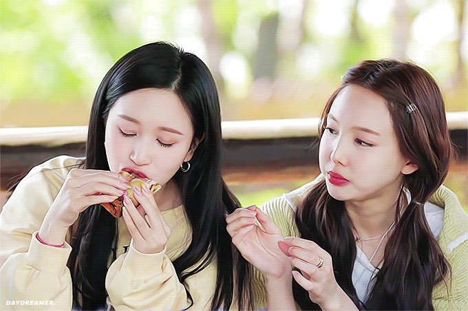 ᴅᴀʏᴅʀᴇᴀᴍᴇʀ. on Twitter: "🐧🥪🐰 #MINAYEON #나연 #NAYEON #미나 #MINA 🔗 https://t.co/B7QmiCAA6G…