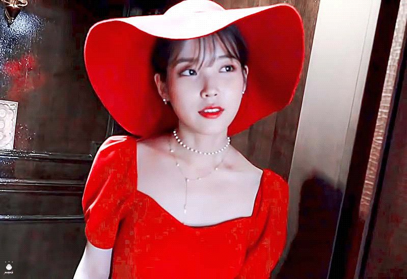 [IU TV] 장만월 TV #아이유 #IU 진짜 저 원피스 만월이한테 너무 잘 어울릴거 같았는데 만월이가 딱 입었어 ㅠㅠ 너무 잘 어울려ㅠㅠㅠ https://t.co ...