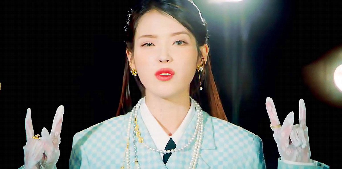 Coin MV #아이유 #IU 🤟🐥🤟 https://t.co/uK0NQIocQ8 #아이유 #iu ᴘᴜʀᴘʟᴇ ...