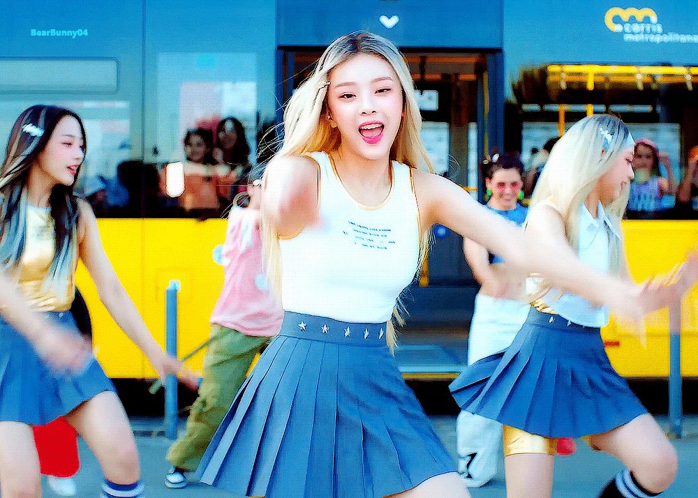 newjeans blog🐰 on Twitter: "#NewJeans talking about Hanni’s blonde hair 🐻minji: I really liked ...