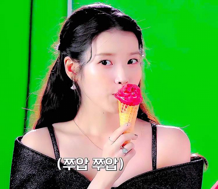 [IU TV] strawberry moon mv 메이킹 #아이유 #IU 딸기 웃음🍓 https://t.co/WxPbpaqspV #아이유 #iu ᴘᴜʀᴘʟᴇ ...