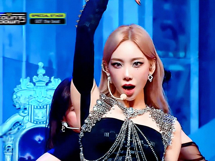 220127 GOT the beat - Step Back #태연 #TAEYEON #윈터 #WITNER https://t.co ...