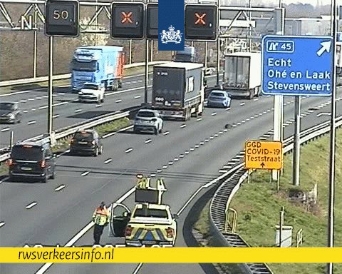 Rijkswaterstaat Verkeersinformatie on Twitter: "Een rood kruis negeren is levensgevaarlijk! Zo ...