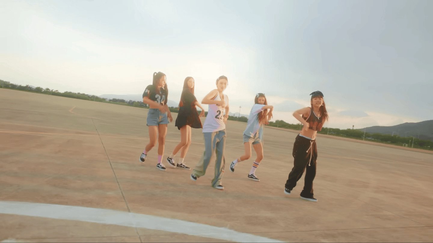 NEWJEANS Charts on Twitter: ".@NewJeans_ADOR 'New Jeans' has surpassed 390,000+ (390K) copies ...