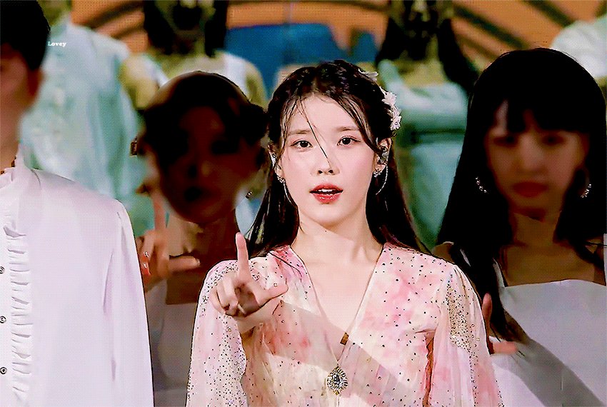 손 틈새로 비치는 아이유 참 좋다💜 #아이유 #IU https://t.co/o5Fm37FojO #아이유 #iu Lovey s2【러비】 💘 @loveys2iu