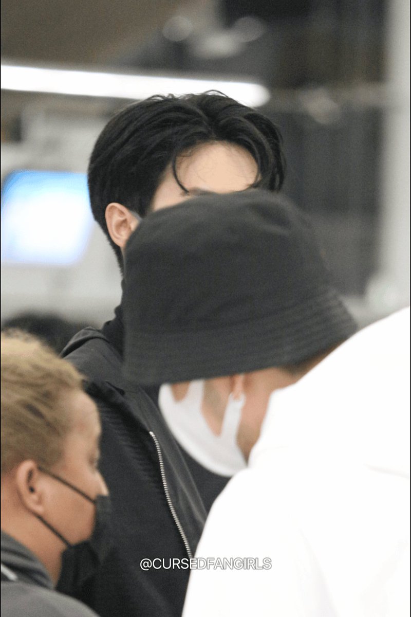 CursedFangirls★彡 on Twitter: "ต๊ะเอ๋~🫣 #winmetawin #PRADAxWINinMilan #PRADAxWIN #PRADAFW23"