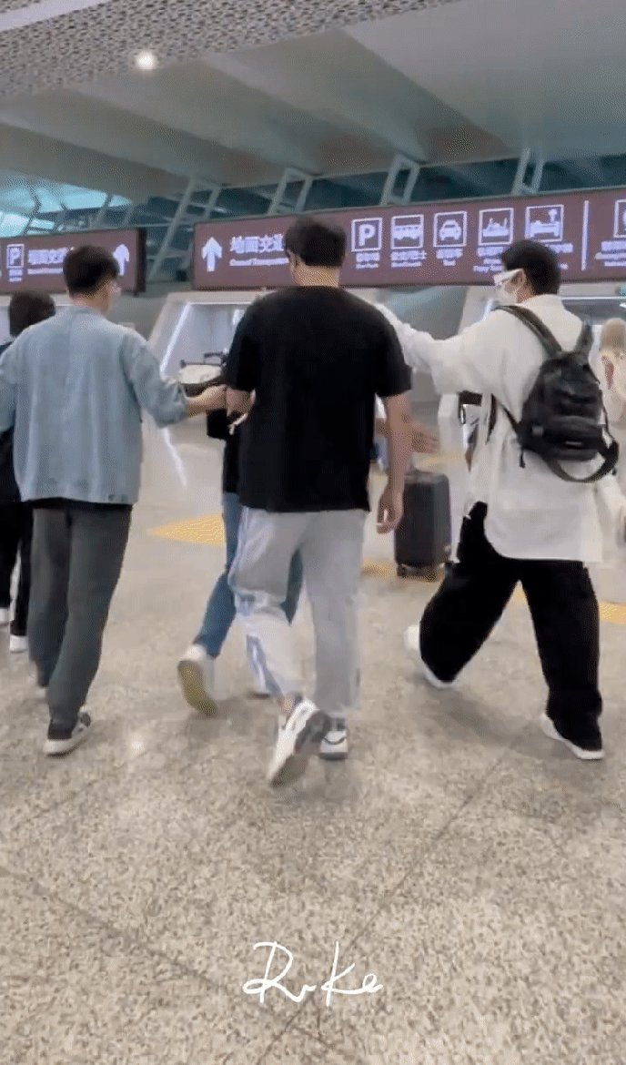 Zhang Zhehan Life Fan🪼 on Twitter: "With Zhang Mama"