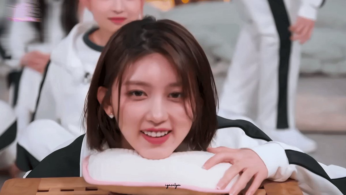 sam on Twitter: "RT @igaeulyou: 🍁https://igaeulyou.tistory.com/m/72 (5 gifs) #IVE #아이브 #アイヴ ...